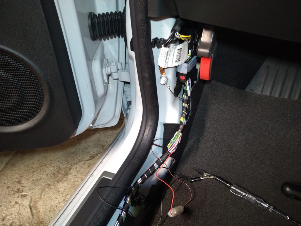 【Fiat500/Abarth】常時電源とアクセサリー電源の取り出し位置 – 車種別取付適合情報