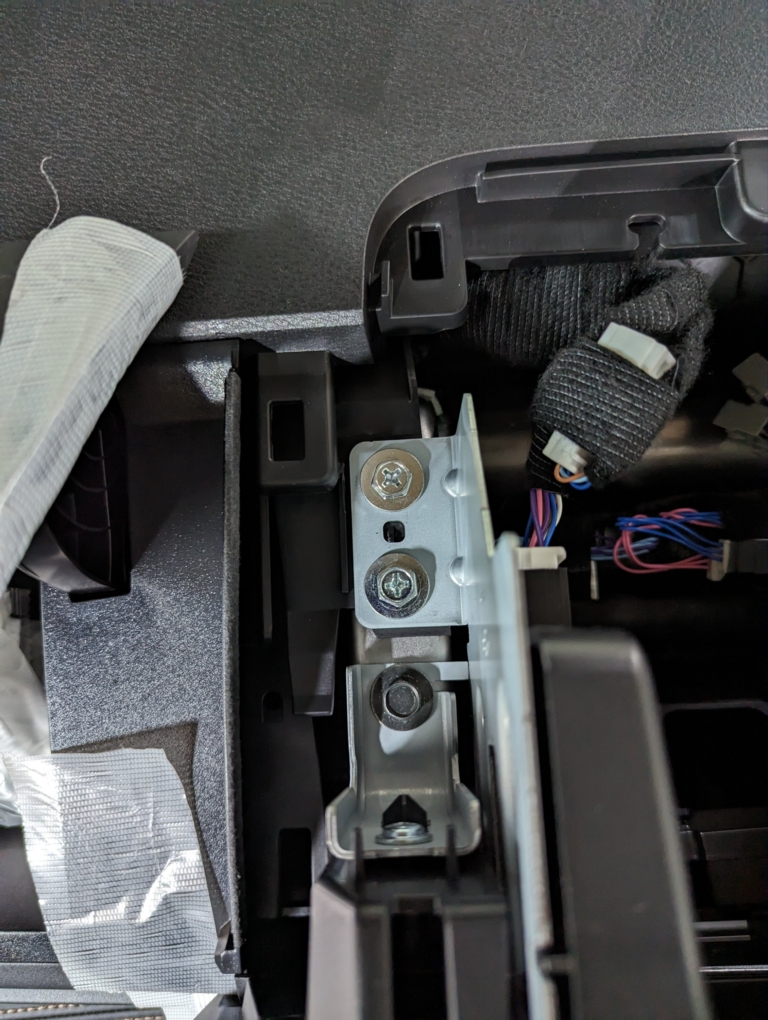 【C28セレナ】センターパネル外し方 カーナビ取り付け – 車種別取付適合情報